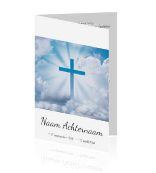 Christelijke rouwkaart met een kruis van licht in de wolken